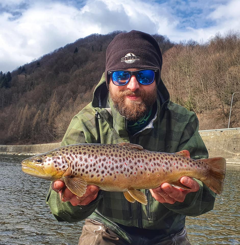 Marcowe pstrągi z Dunajca – Fly Fishing in Poland